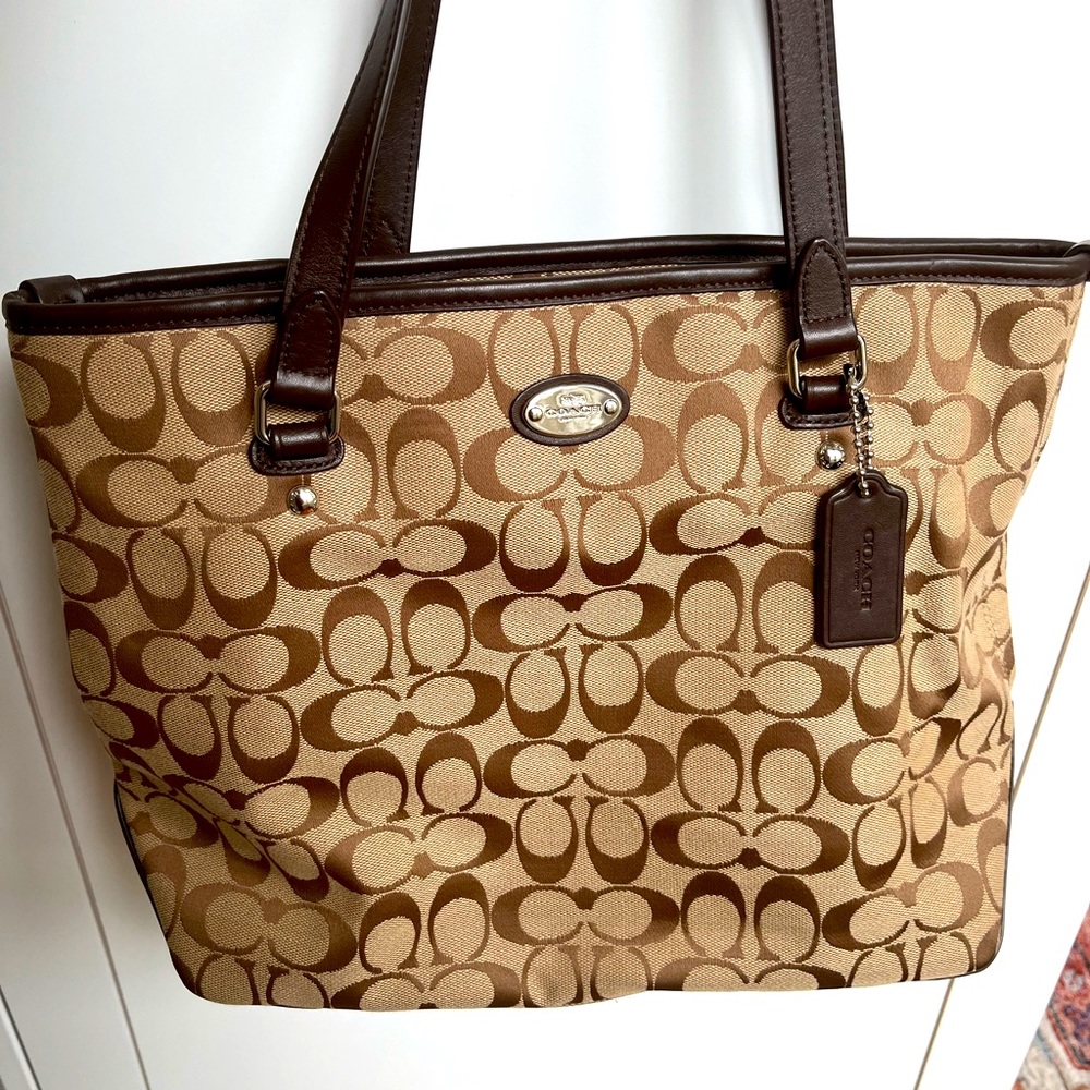 Coach Signature Gallery Tote - Gem